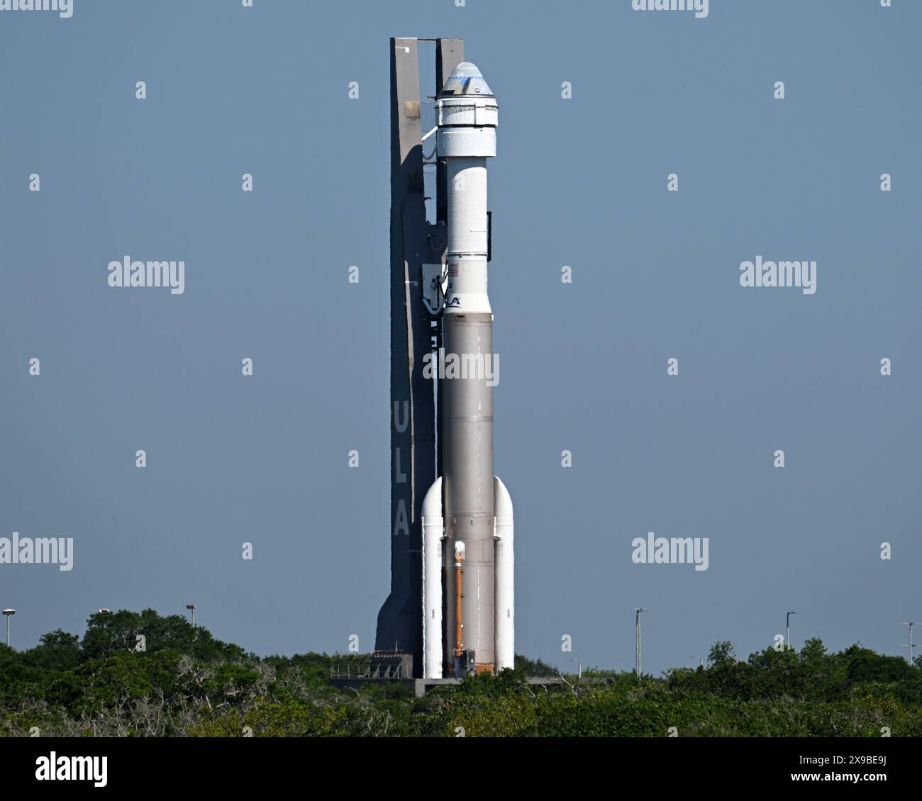 A ULA Atlas V rocket rolls out from the Vertical Integration Building ...