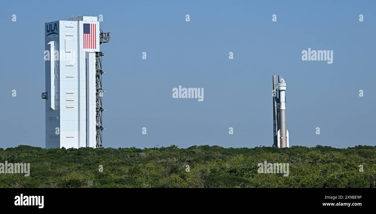 A ULA Atlas V rocket rolls out from the Vertical Integration Building ...