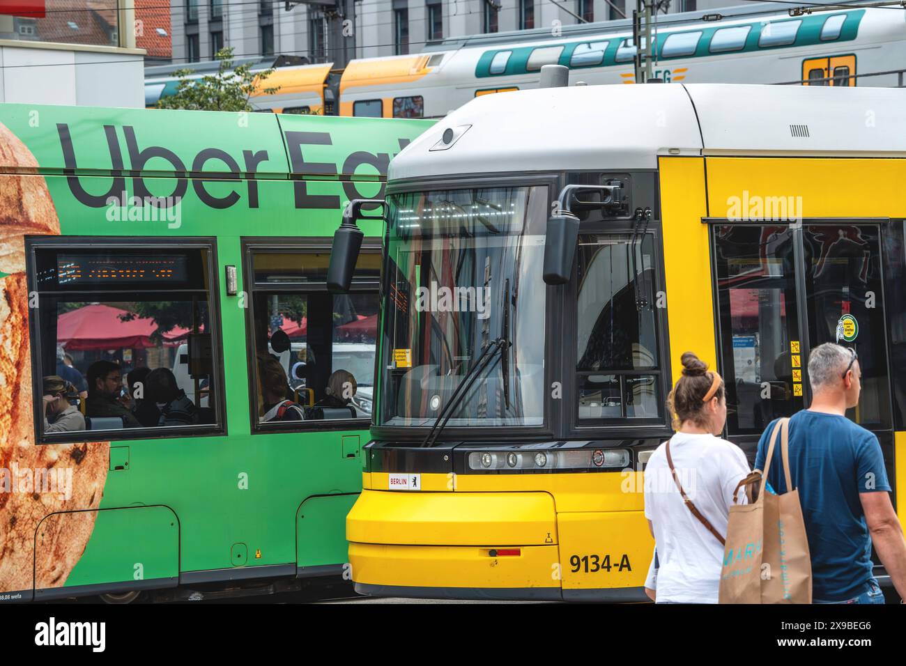 Metrotram und Straßenbahn, Öffentlicher Nahverkehr am Alexanderplatz ...