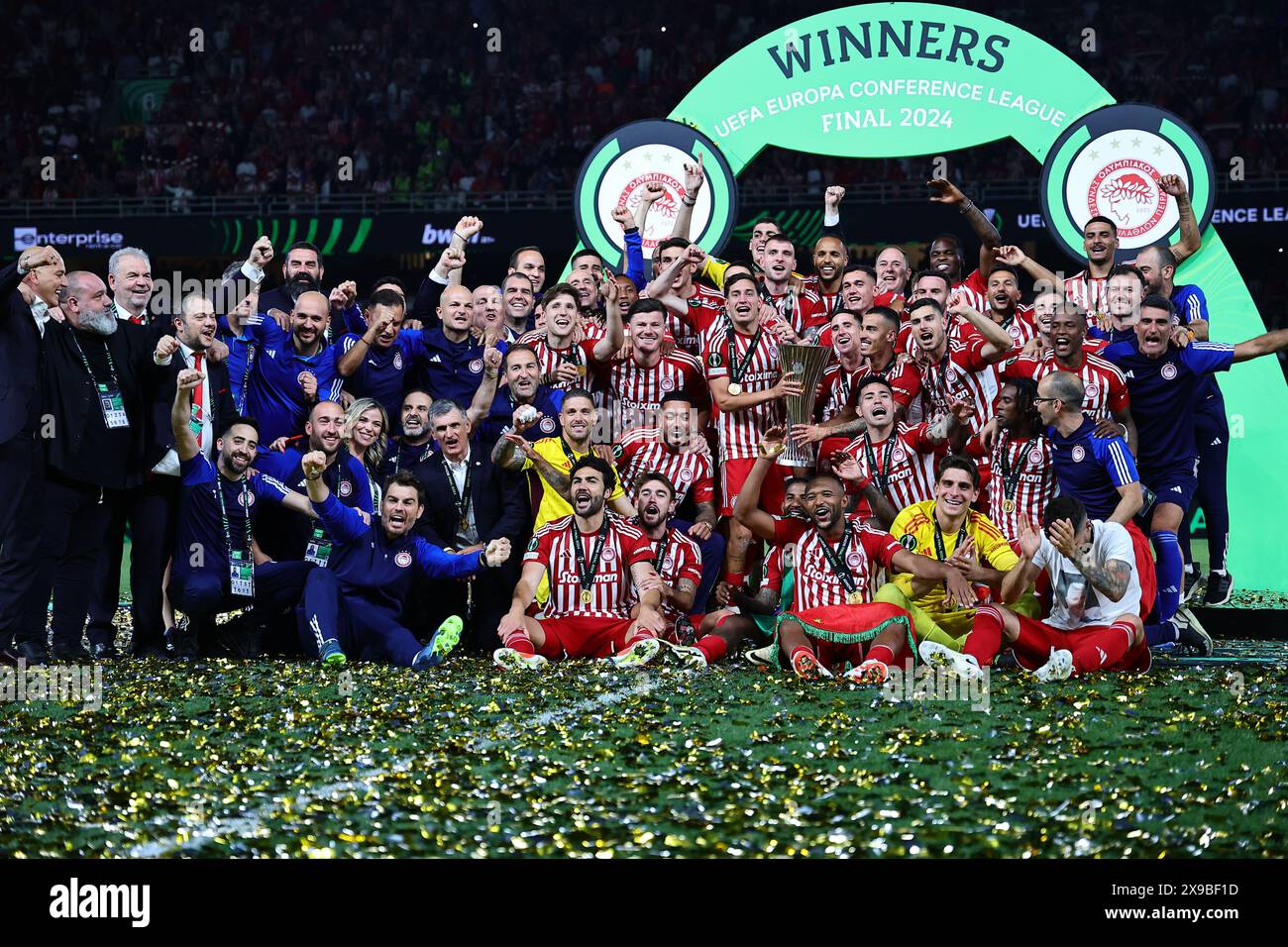 Olympiacos players celebrate victory with the trophy at the end the ...