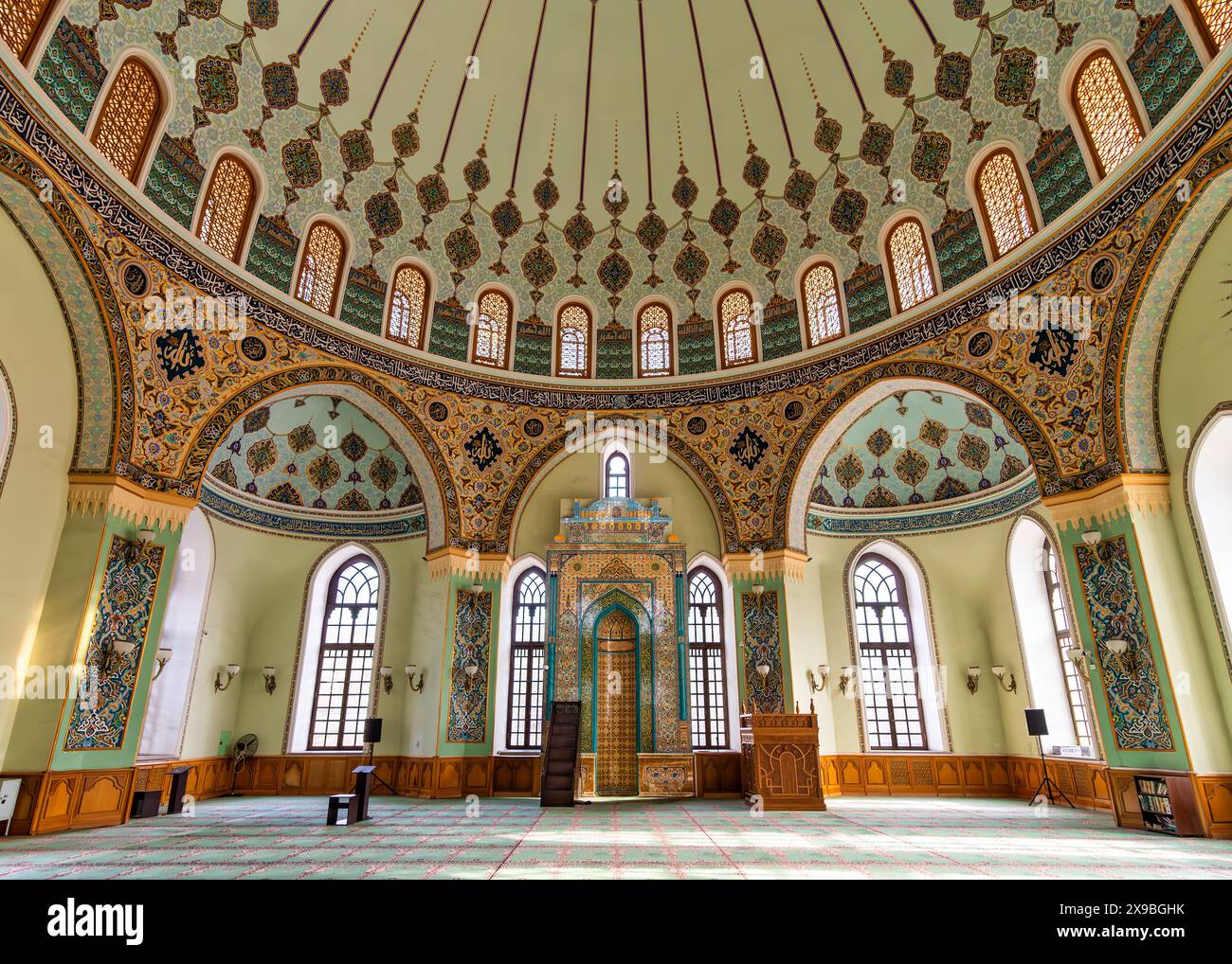 The richly decorated interior of Taza Pir Mosque in Baku, Azerbaijan ...