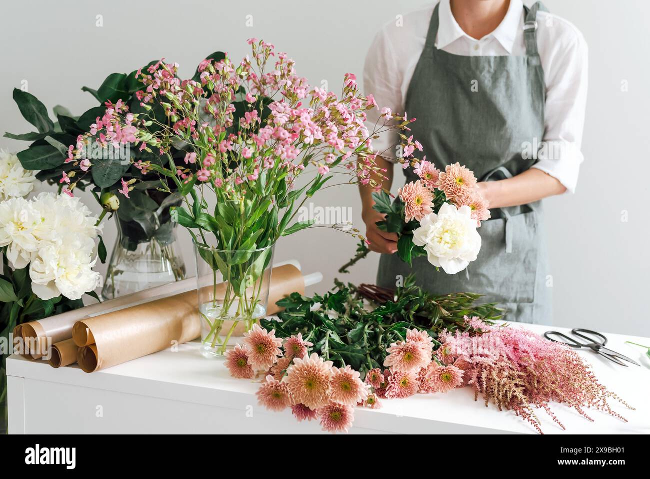A flower boutique employee creates a flower arrangement Stock Photo - Alamy