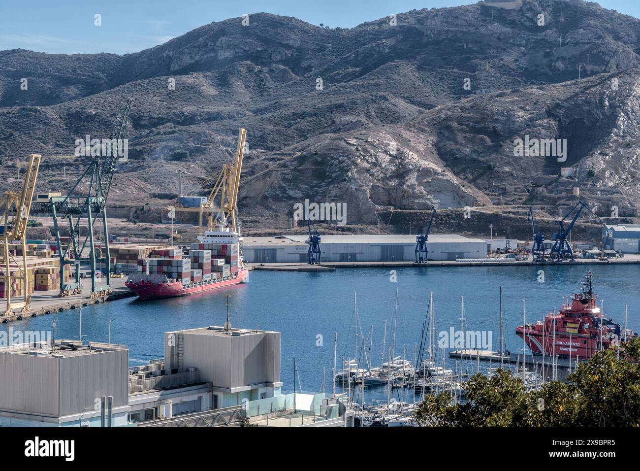 Cargo ship docking in puerto hi-res stock photography and images - Alamy