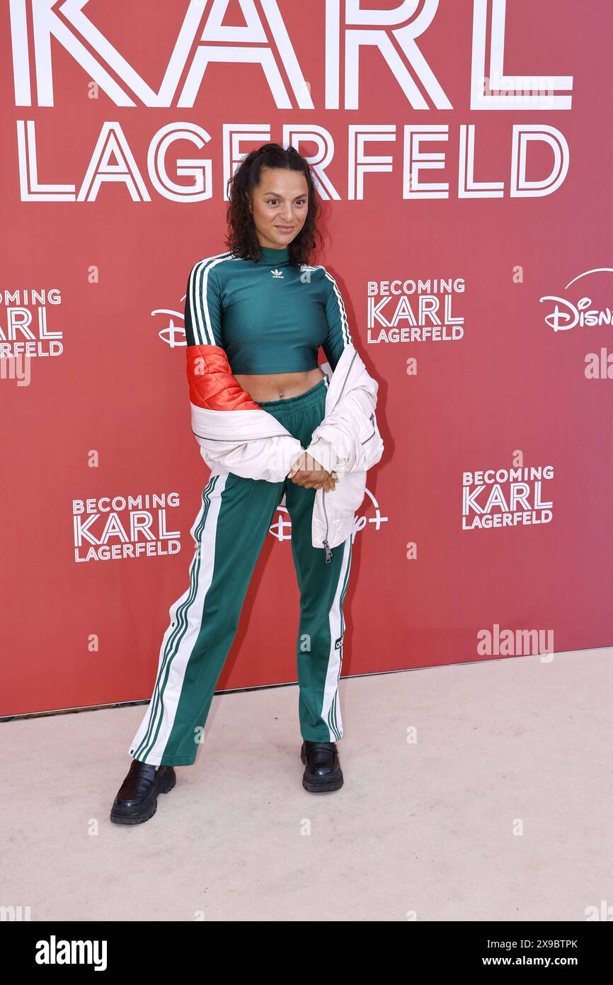 Taneshia Abt bei der „Becoming Karl Lagerfeld“ (Disney+) Serien ...
