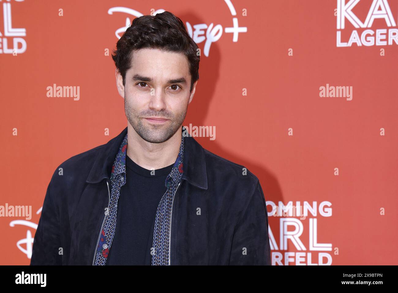 Maximilian Befort bei der „Becoming Karl Lagerfeld“ (Disney+) Serien ...
