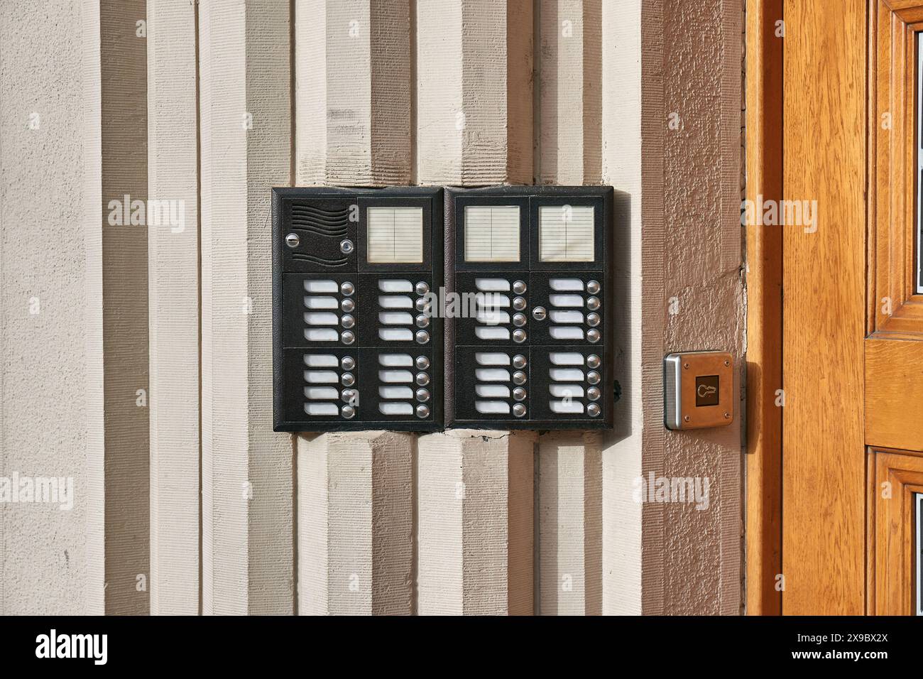 Intercom on a block of flats entrance door Stock Photo - Alamy