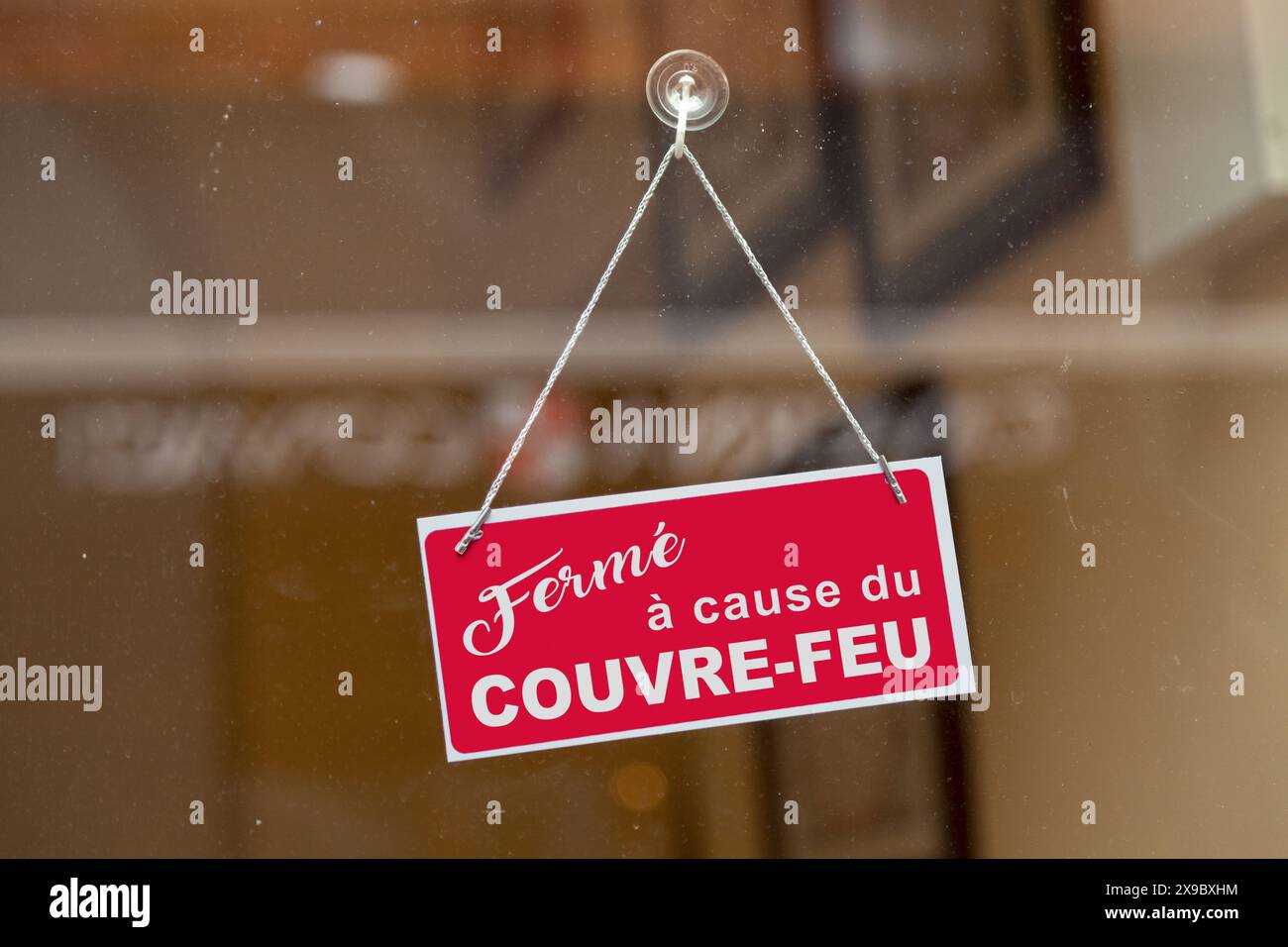 Ferme a cause du couvre feu hi-res stock photography and images - Alamy