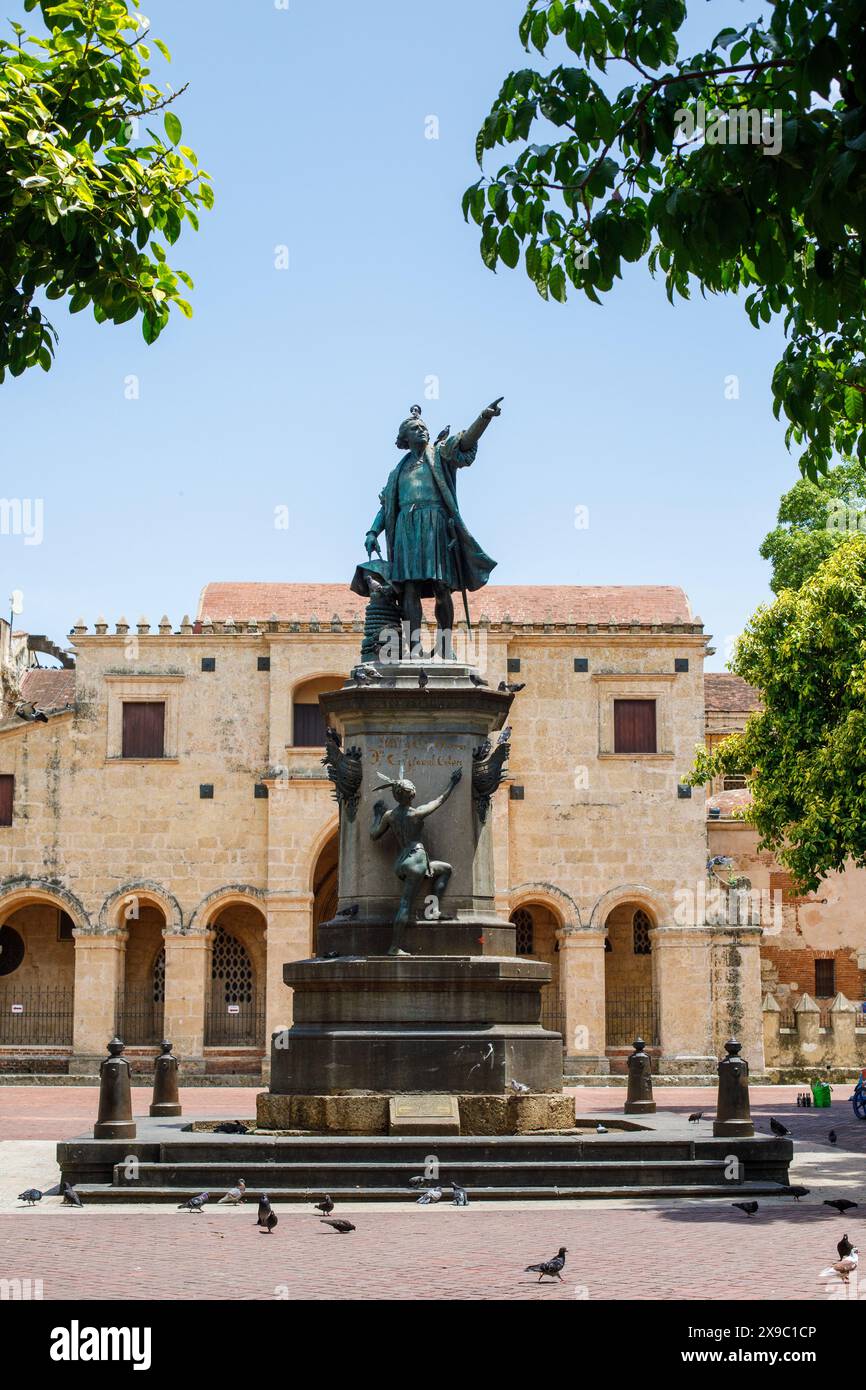 Columbus Statue and Cathedral, Parque Colon, Santo Domingo. Dominican ...