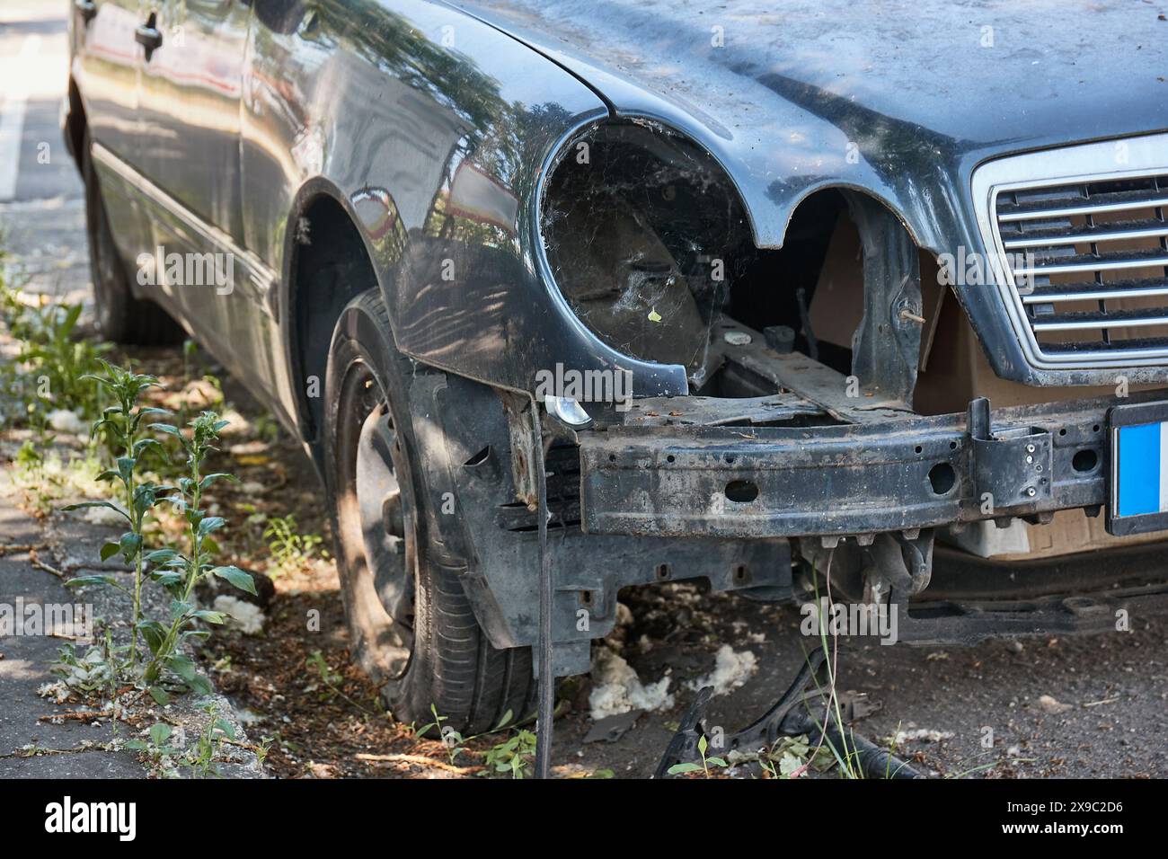 Car Wreck with missing parts Stock Photo - Alamy
