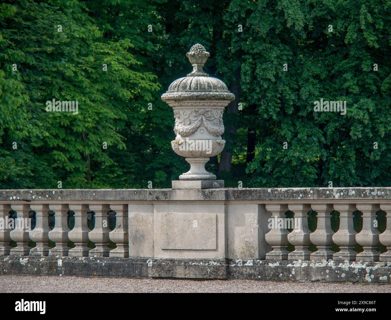 Stone balustrade garden hi-res stock photography and images - Alamy