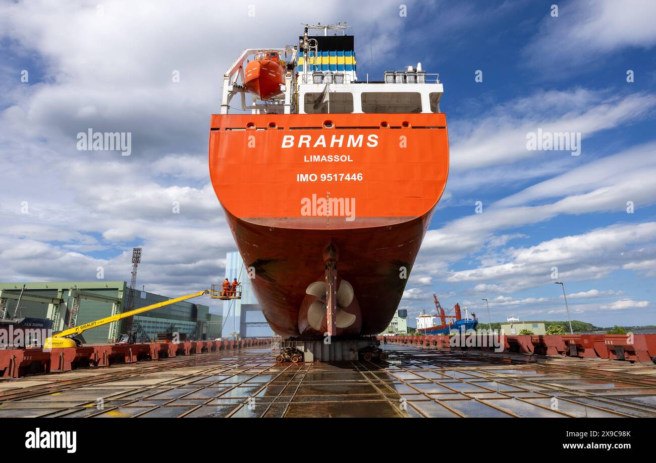Oeltanker BRAHMS wird repariert Der Oeltanker BRAHMS wird auf der ...