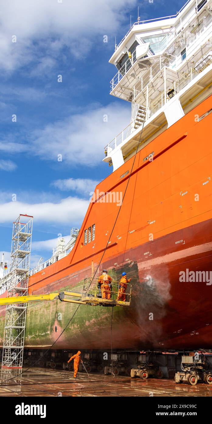 Oeltanker BRAHMS wird repariert Der Schiffskoerper des Oeltankers ...
