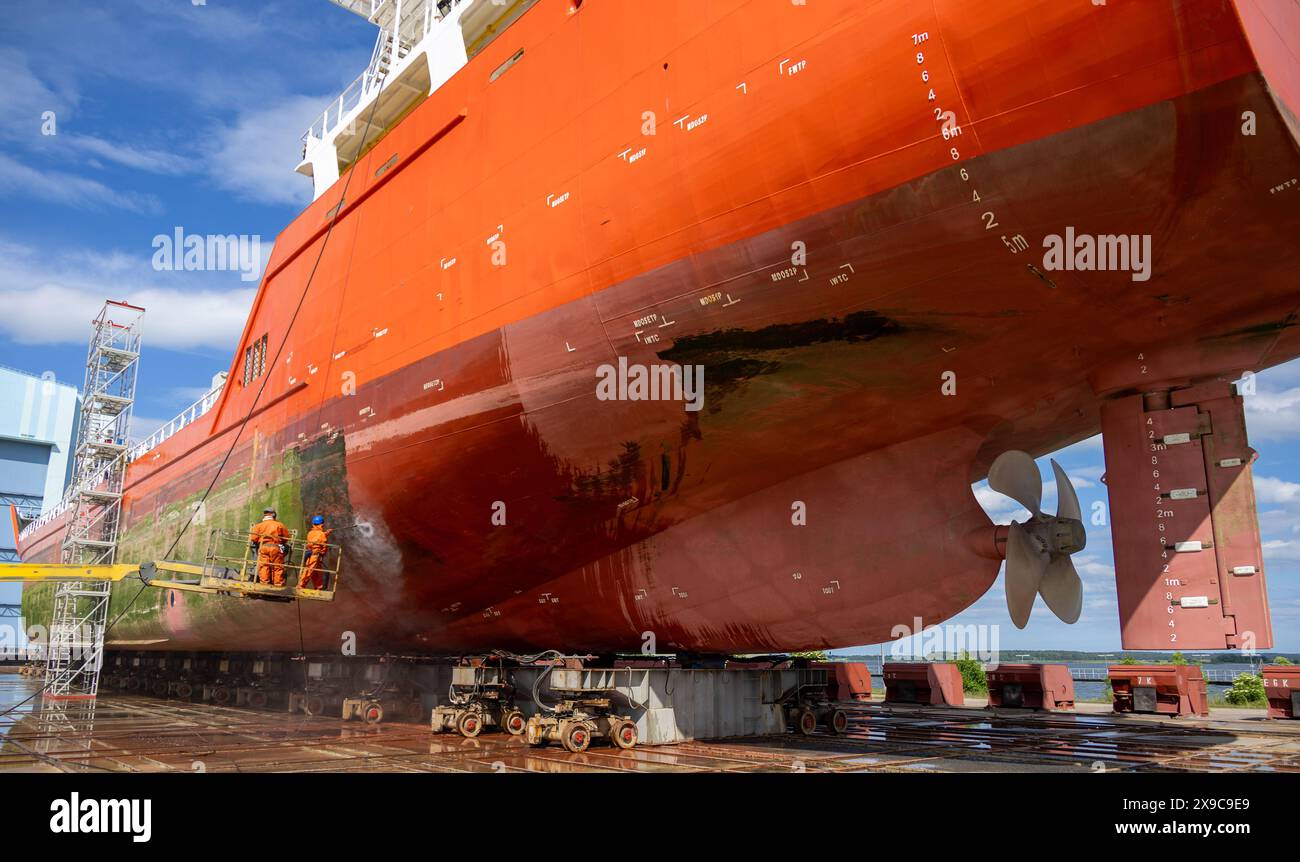 Oeltanker BRAHMS wird repariert Der Schiffskoerper des Oeltankers ...