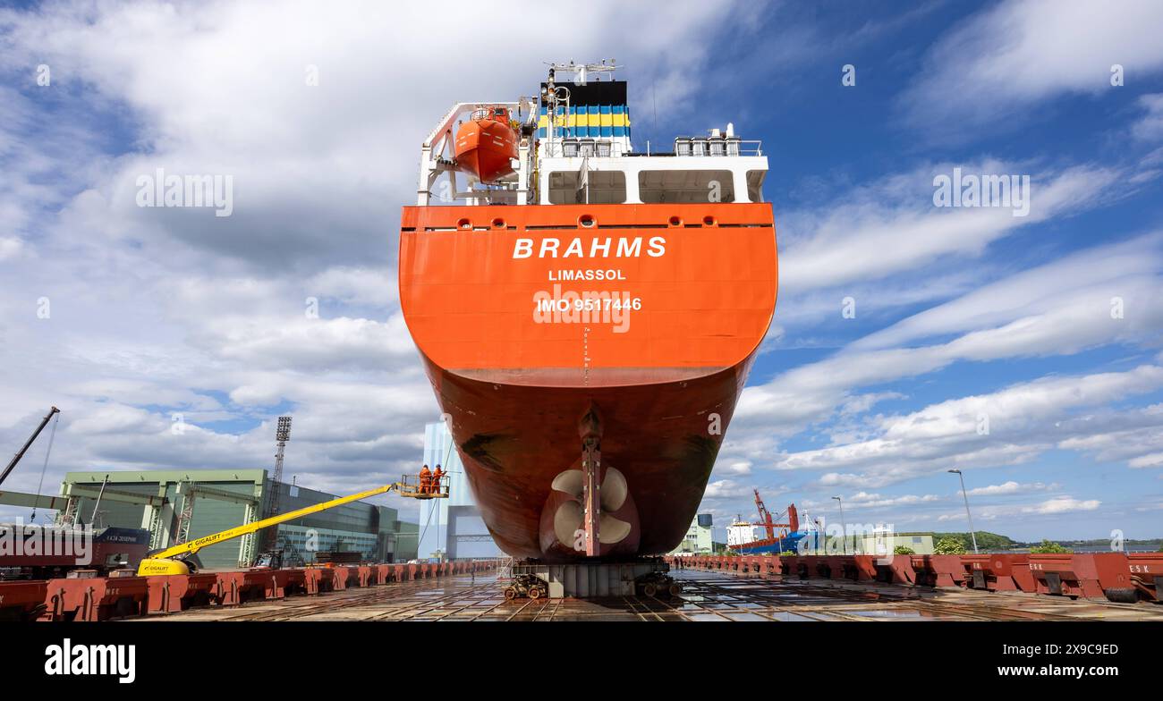 Oeltanker BRAHMS wird repariert Der Oeltanker BRAHMS wird auf der ...