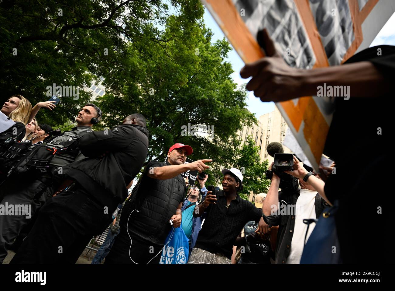 New York, New York, USA. 30th May, 2024. Pro-Trump and anti-Trump ...