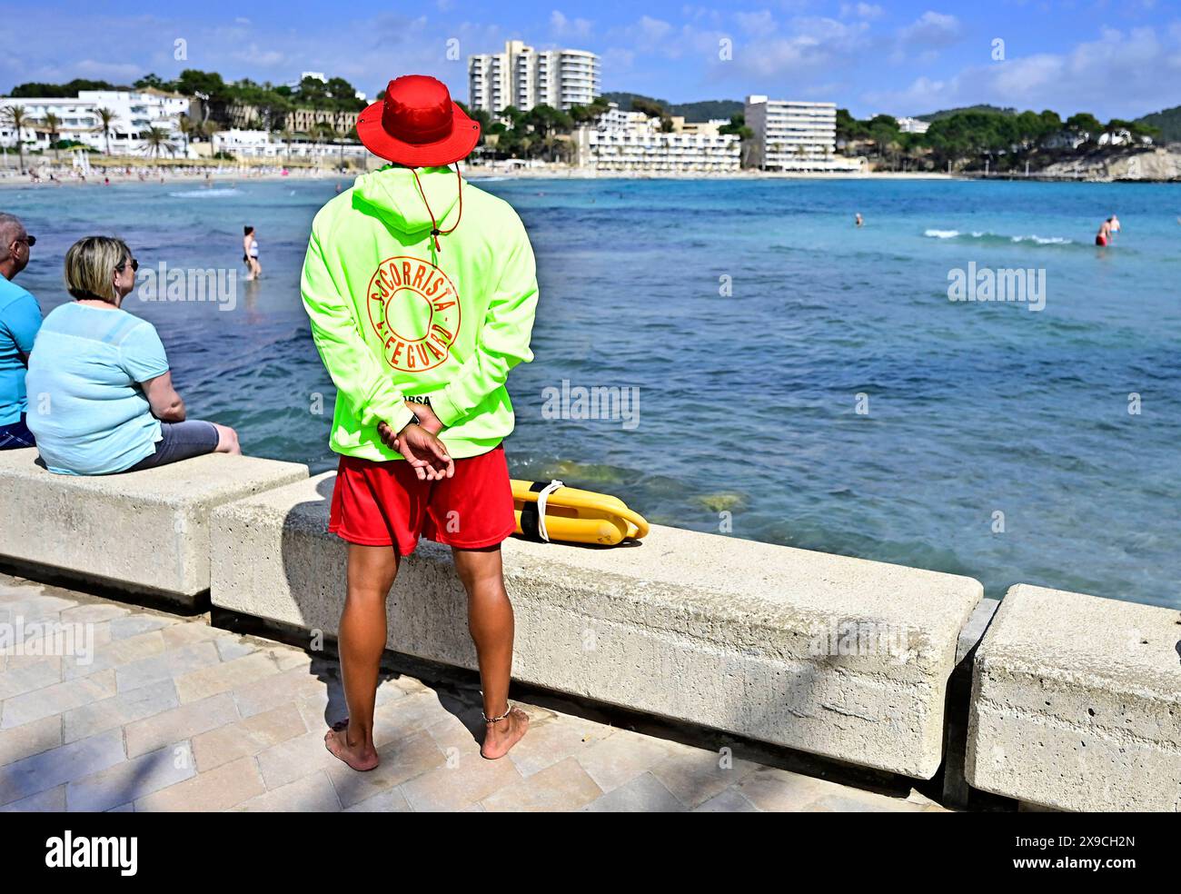 Ein Lifeguard,Socorristas,Rettungsschwimmer beobachtet die badenen ...
