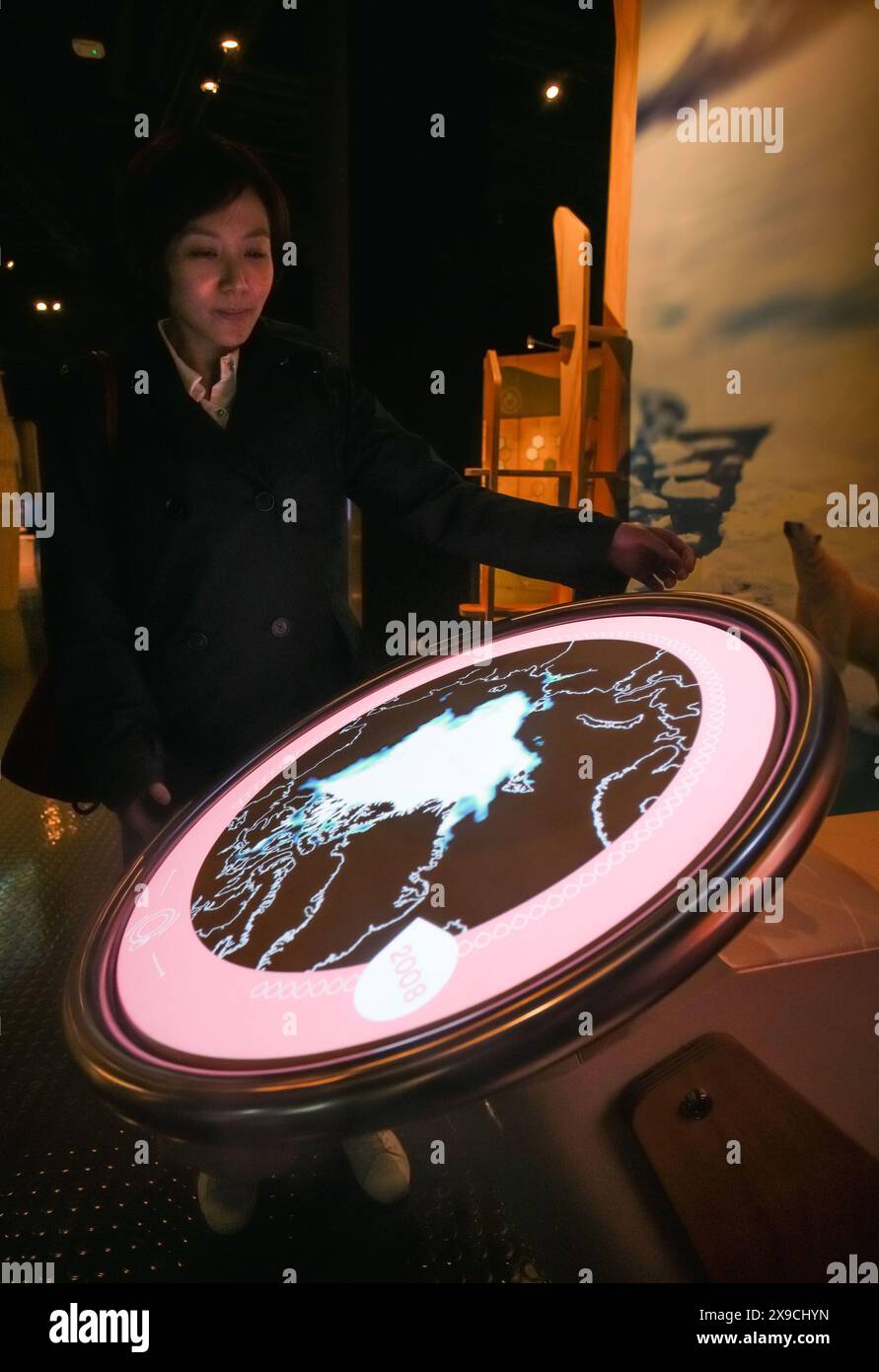 (240530) -- VANCOUVER, May 30, 2024 (Xinhua) -- A woman looks at an ...