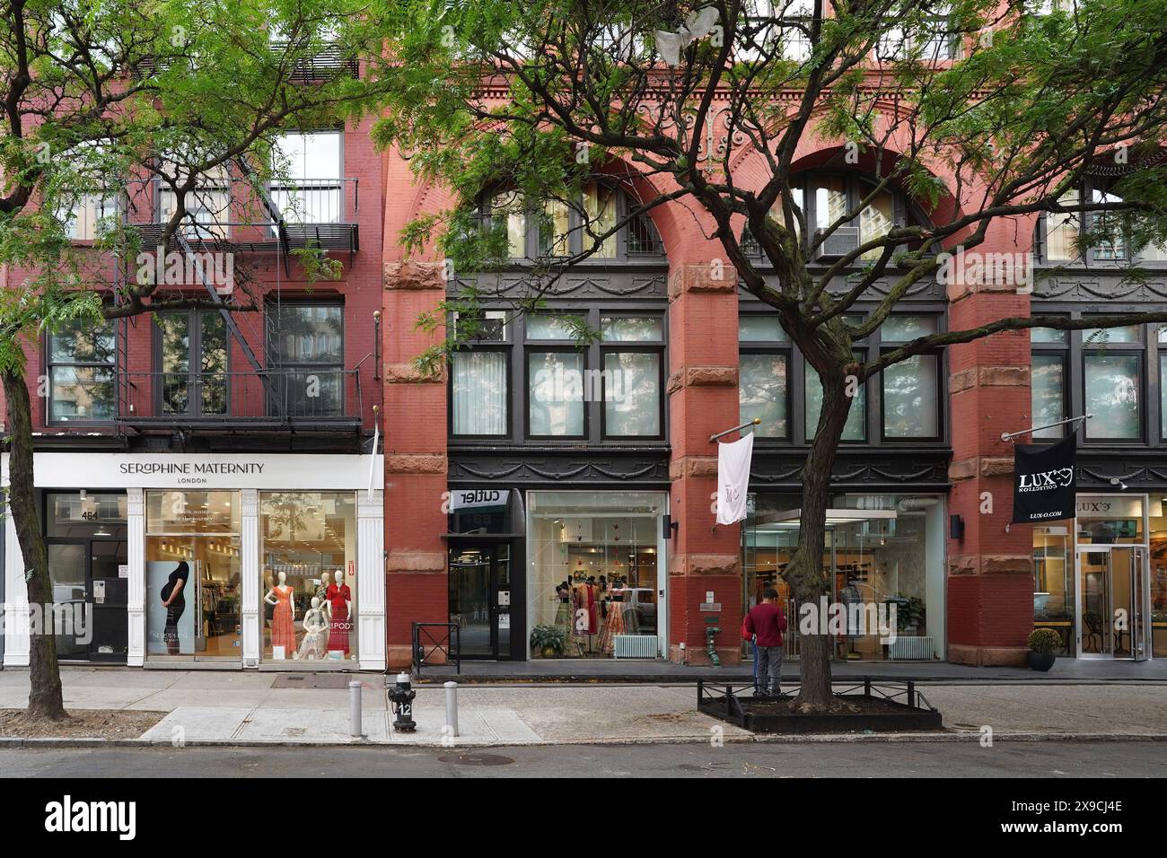 Tree lined sidewalk shops hi-res stock photography and images - Alamy
