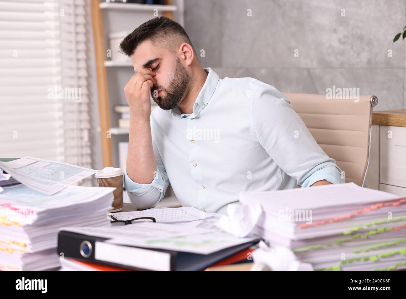 Office worker surrounded paperwork hi-res stock photography and images ...