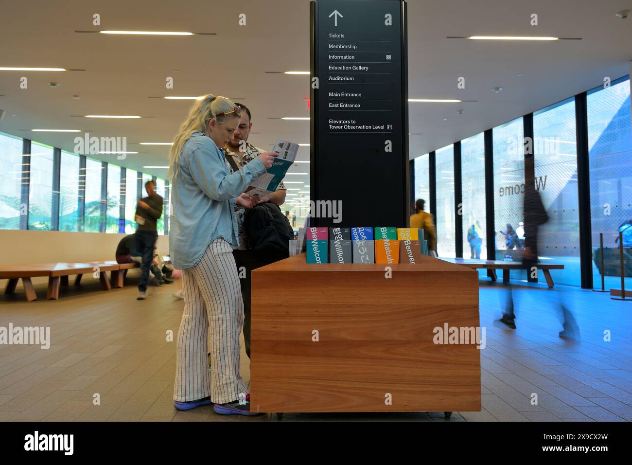 Garden and entrance design guides hi-res stock photography and images ...