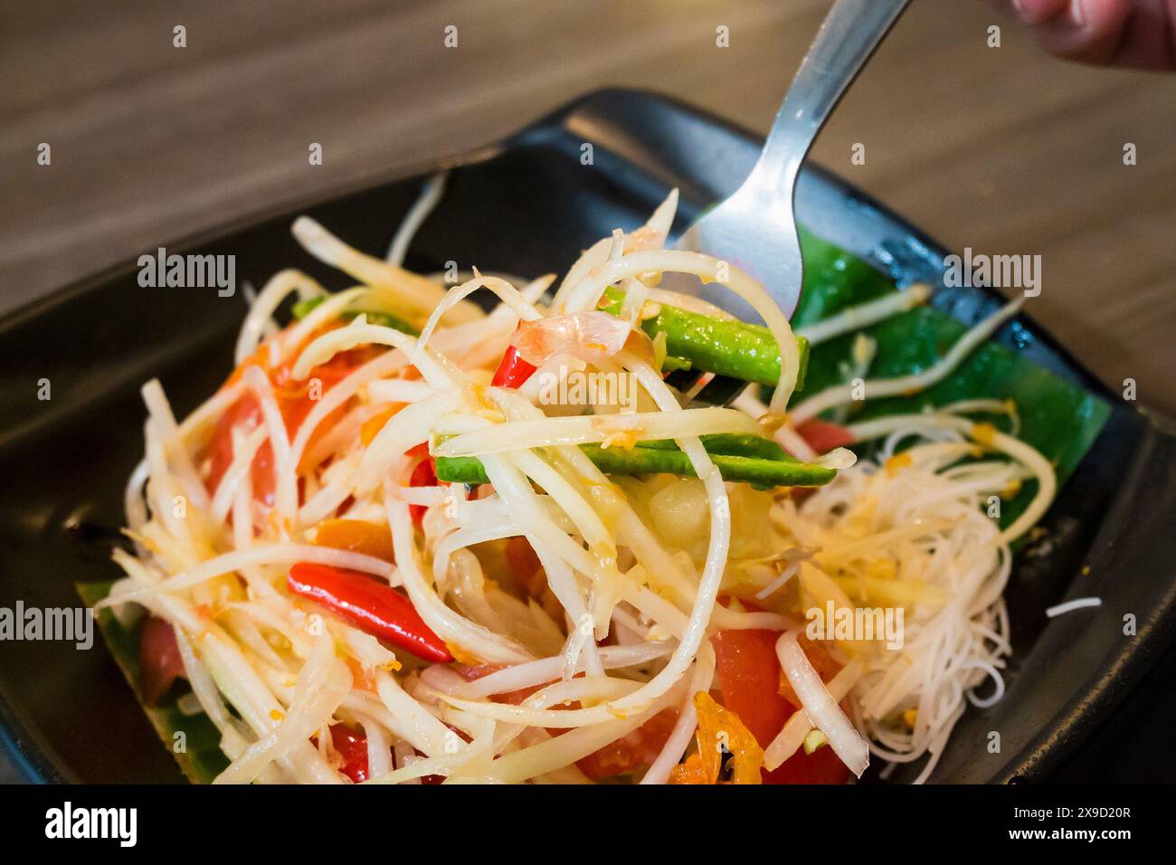 Spicy som tum salad hi-res stock photography and images - Alamy