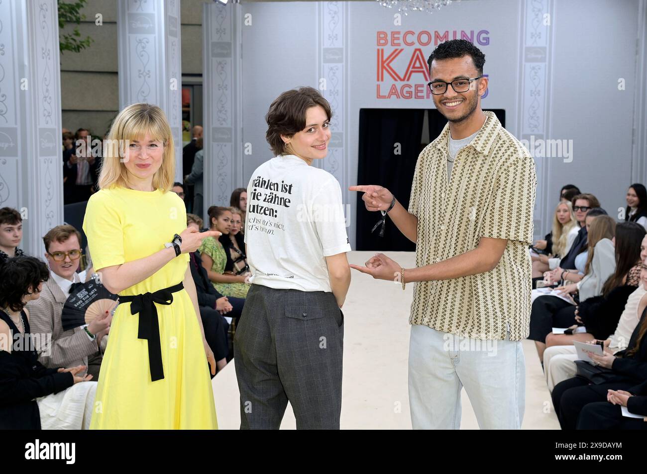 Laura Fischer, Gast und Tyrell Otoo bei der Premiere der Disney Serie ...