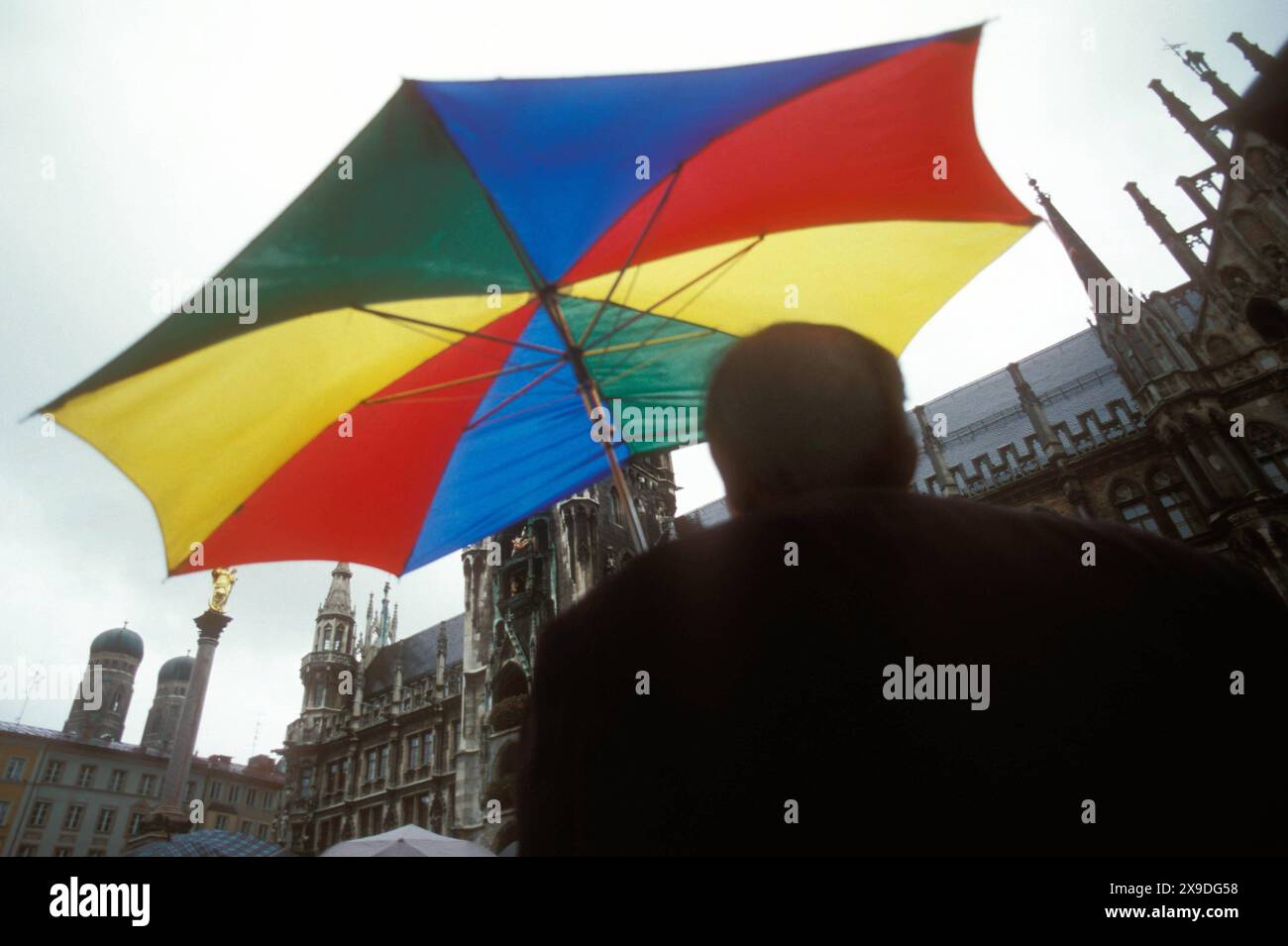 München, Wetter, Regen, Regenschirm, Dauerregen, Starkregen, Unwetter ...