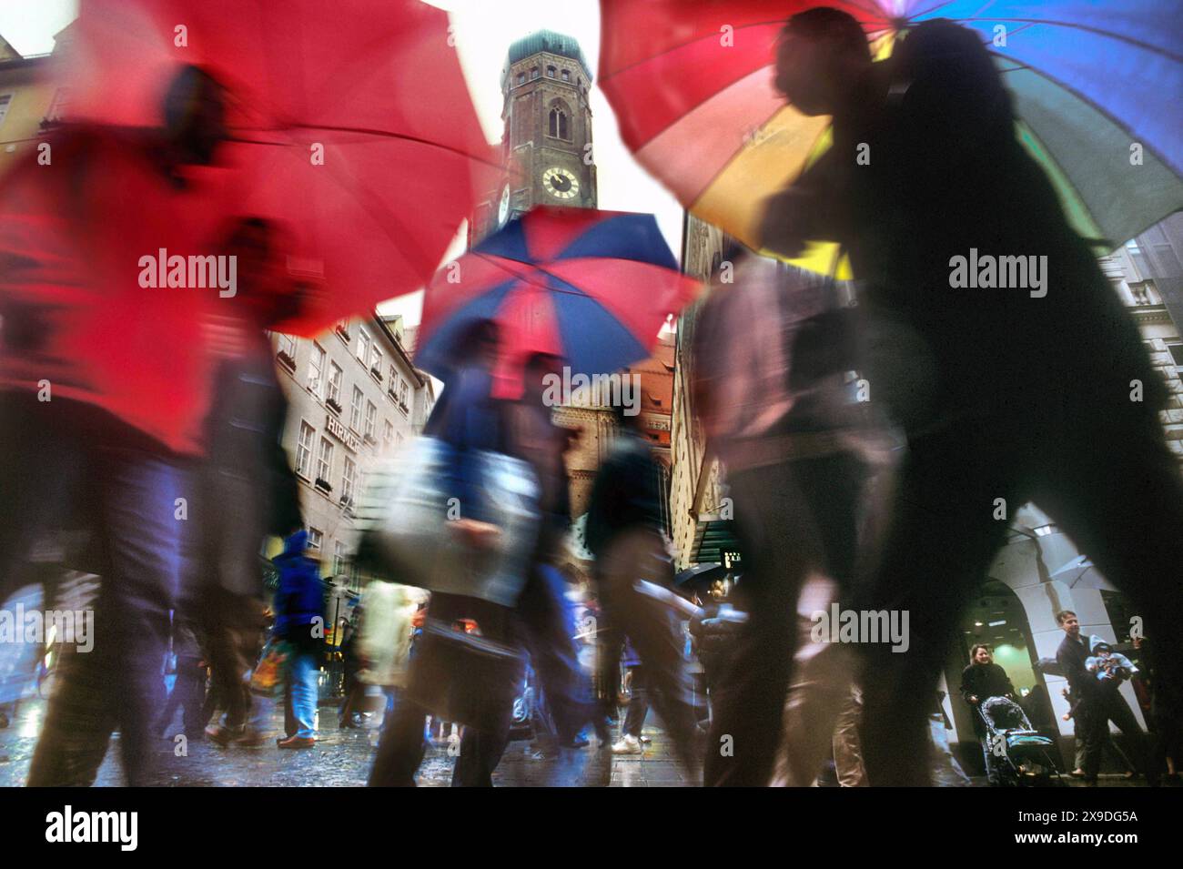 München, Wetter, Regen, Regenschirm, Dauerregen, Starkregen, Unwetter ...