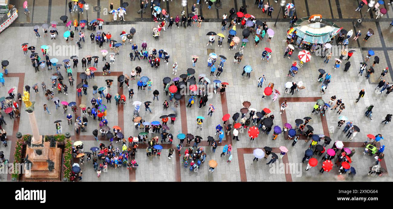 München, Wetter, Regen, Regenschirm, Dauerregen, Starkregen, Unwetter ...