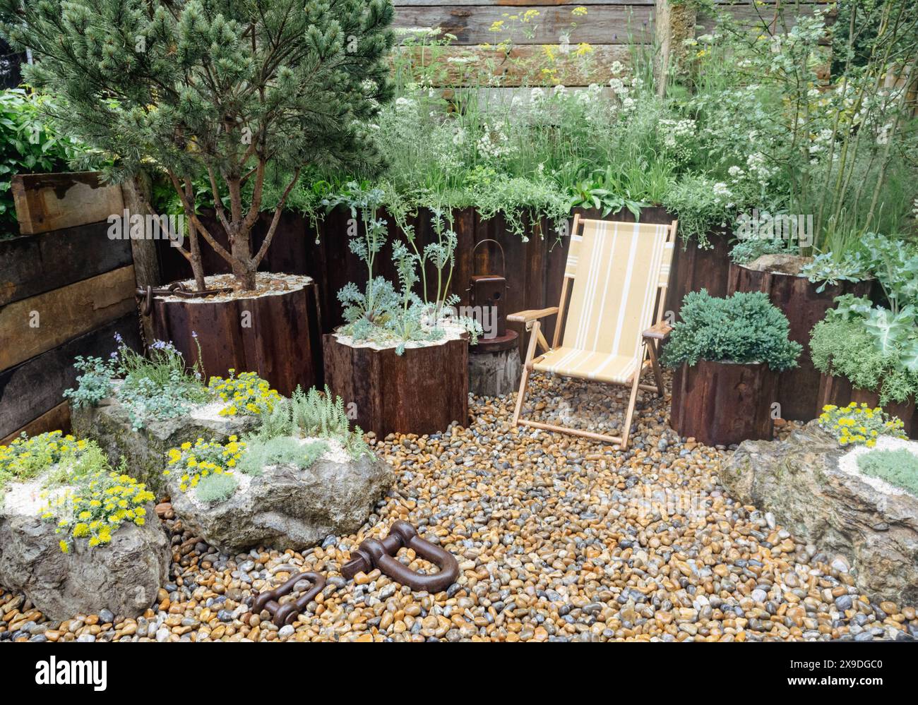 Small garden at Chelsea Flower Show Stock Photo - Alamy