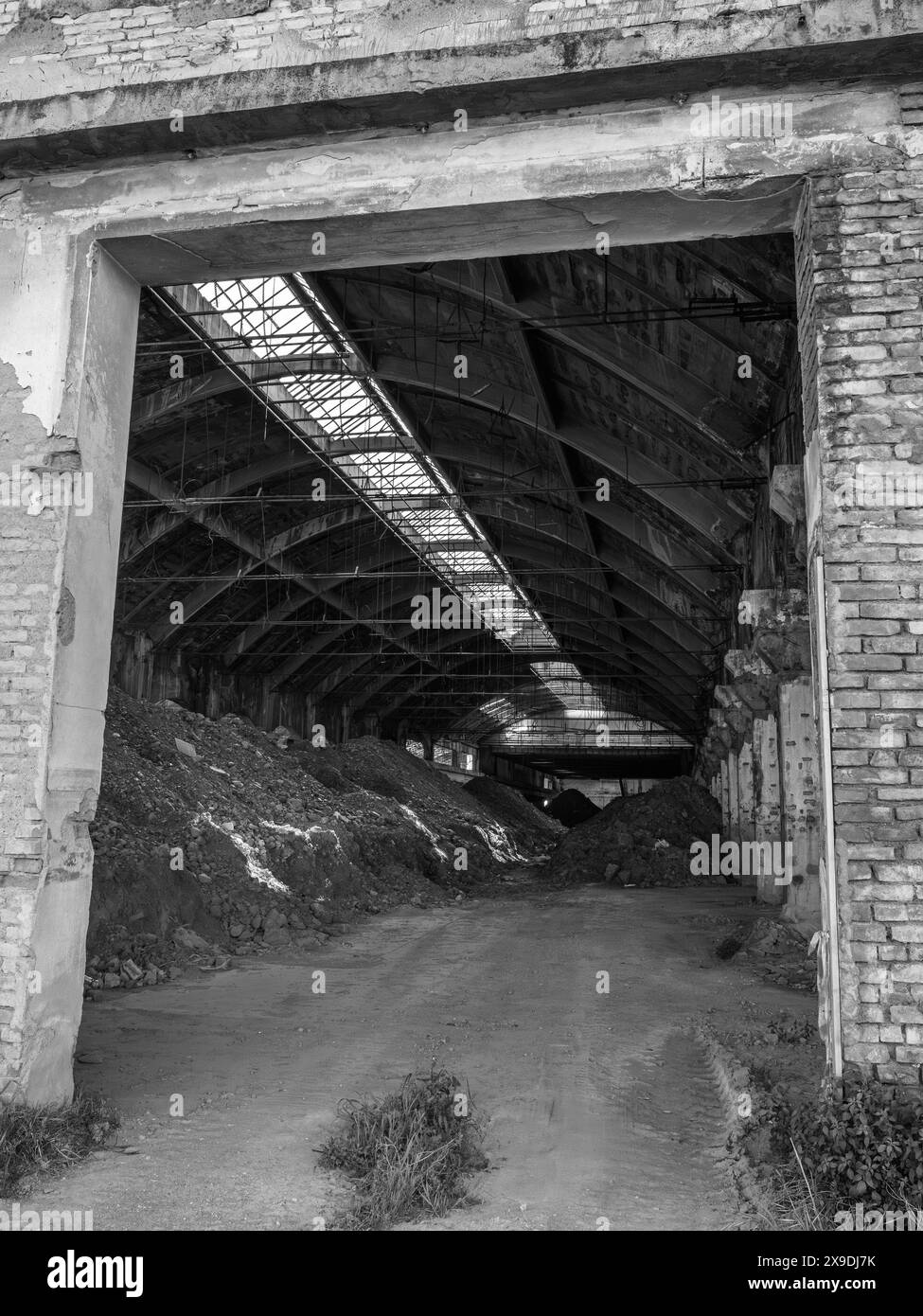 Large dark empty warehouse Black and White Stock Photos & Images - Alamy