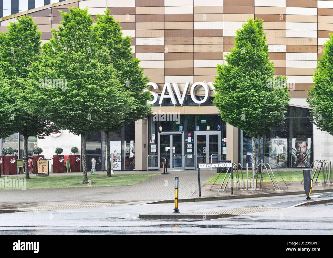 The Savoy cinema at Corby town centre, England, on a rainy day Stock ...