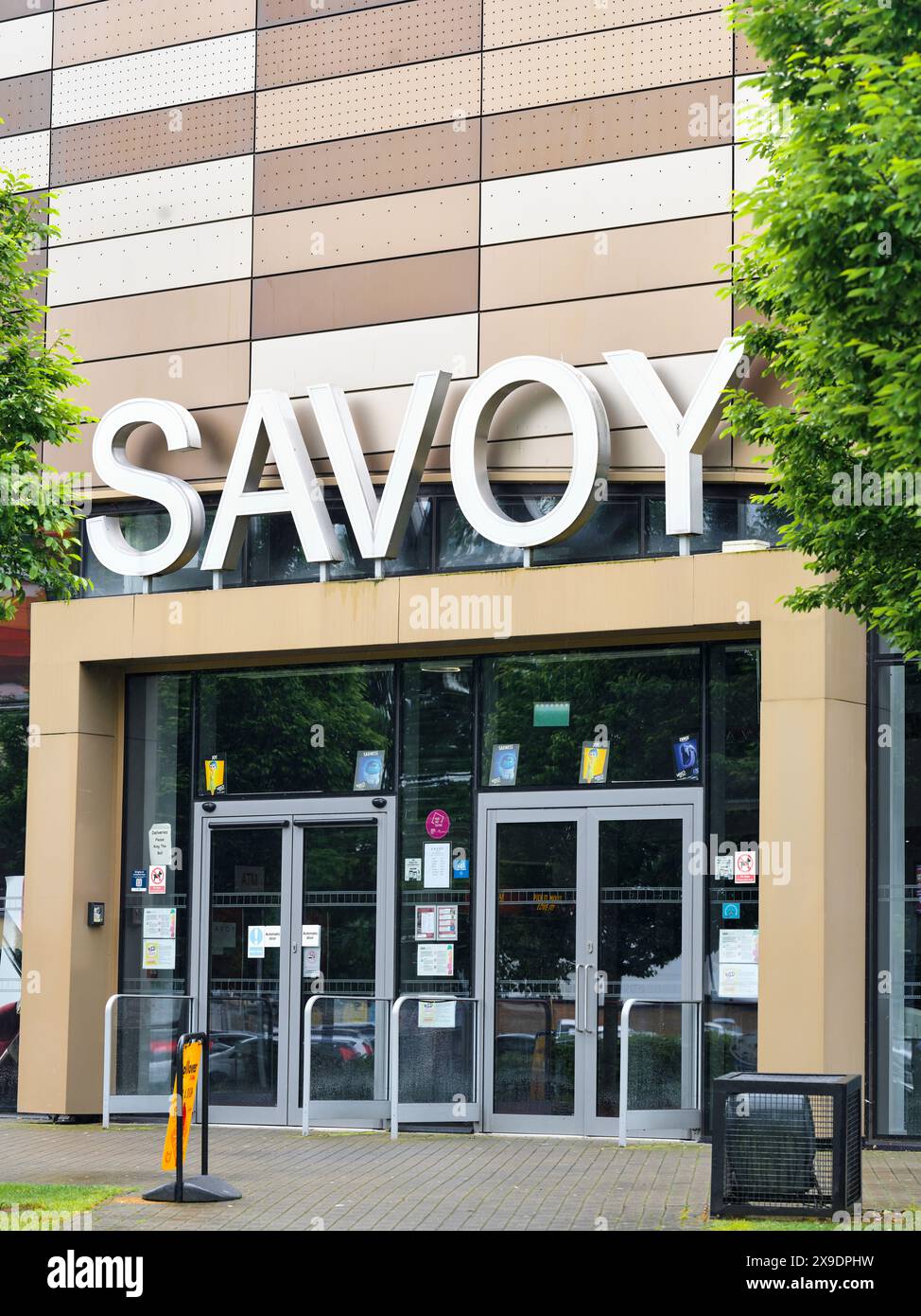 The Savoy cinema at Corby town centre, England, on a rainy day Stock ...