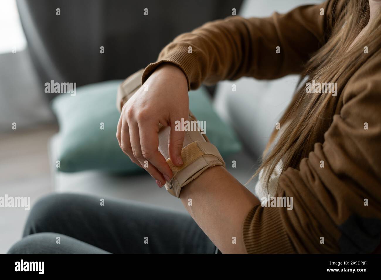 Splint on arm hi-res stock photography and images - Alamy