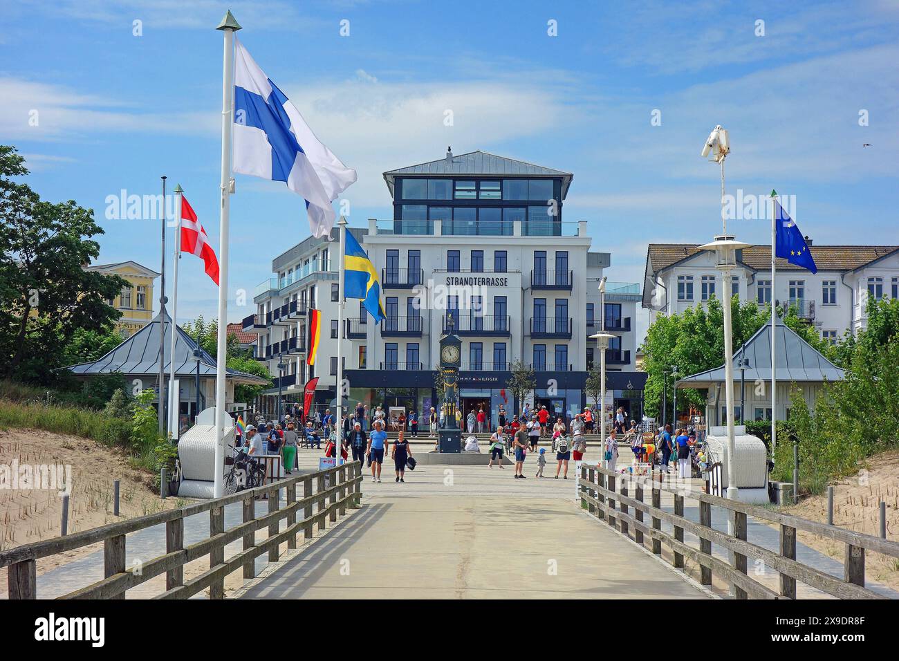 Seebrücke Ahlbeck mit Blick auf das neue Hotel Strandterrasse Ahlbeck ...