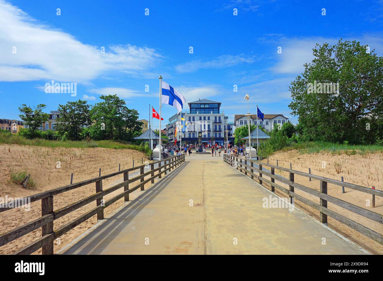 Seebrücke Ahlbeck mit Blick auf das neue Hotel Strandterrasse Ahlbeck ...