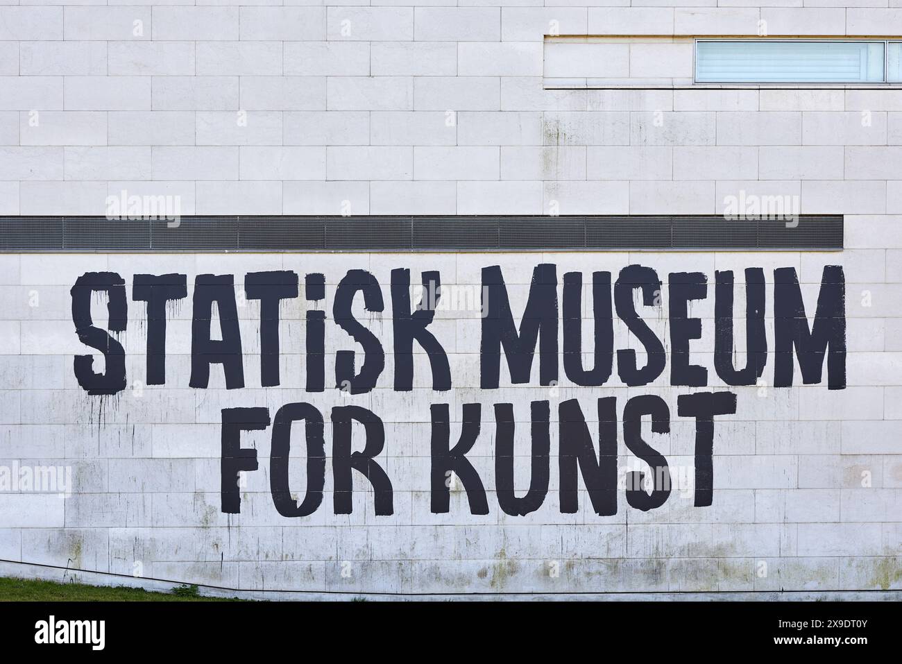 "Statisk Museum for Kunst", graffiti on the wall of Statens Museum for ...