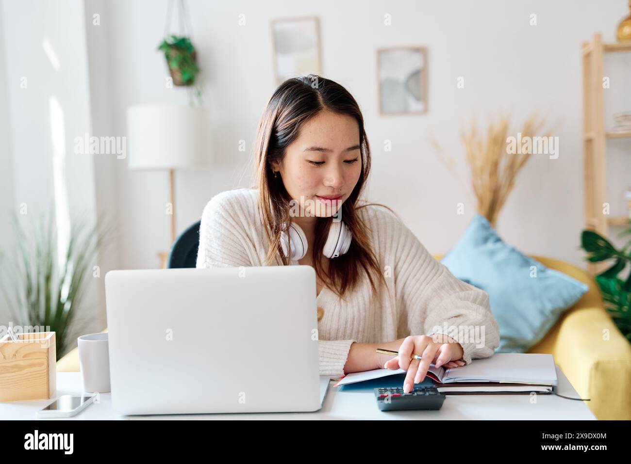 Focused business woman entrepreneur typing hi-res stock photography and ...