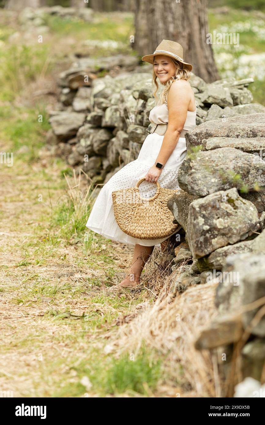 Leaning against wall pose hi-res stock photography and images - Alamy