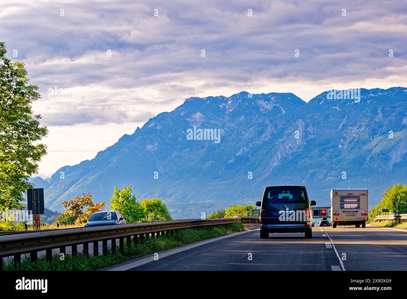 Endlich Urlaub. Auf der Autobahn A8 von München nach Salzburg , mit ...