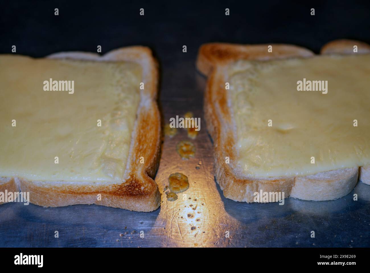 Toast under grill hi-res stock photography and images - Alamy