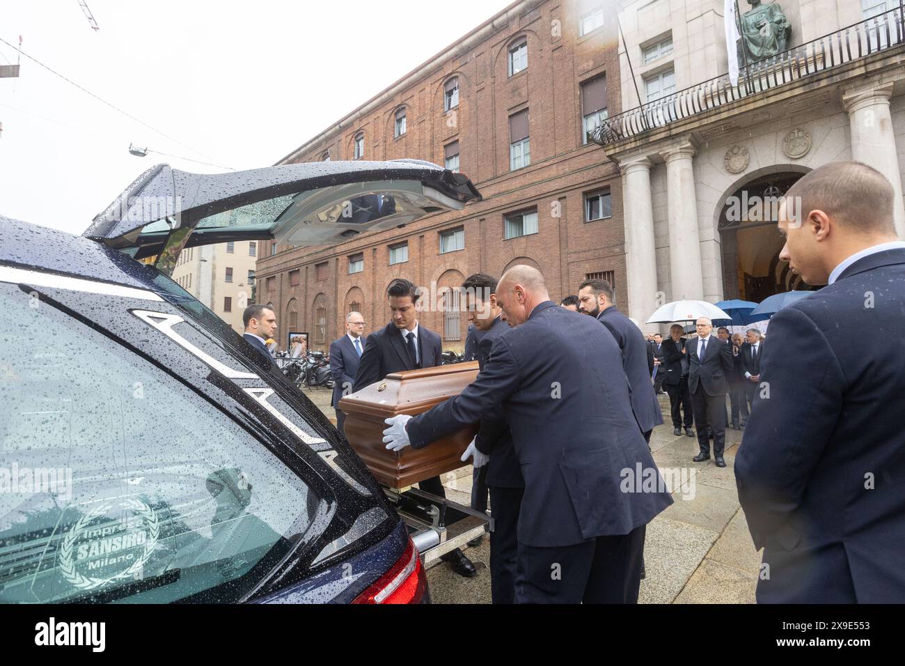 Milano, Italia. 31st May, 2024. L'uscita del feretro al termine della ...