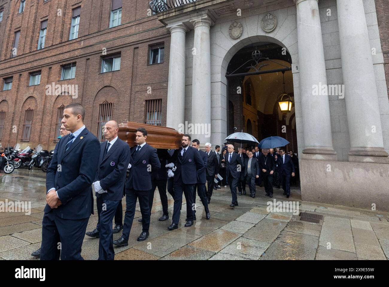 Milano, Italia. 31st May, 2024. L'uscita del feretro al termine della ...