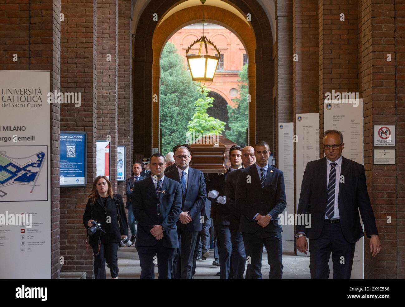 Milano, Italia. 31st May, 2024. L'uscita del feretro al termine della ...
