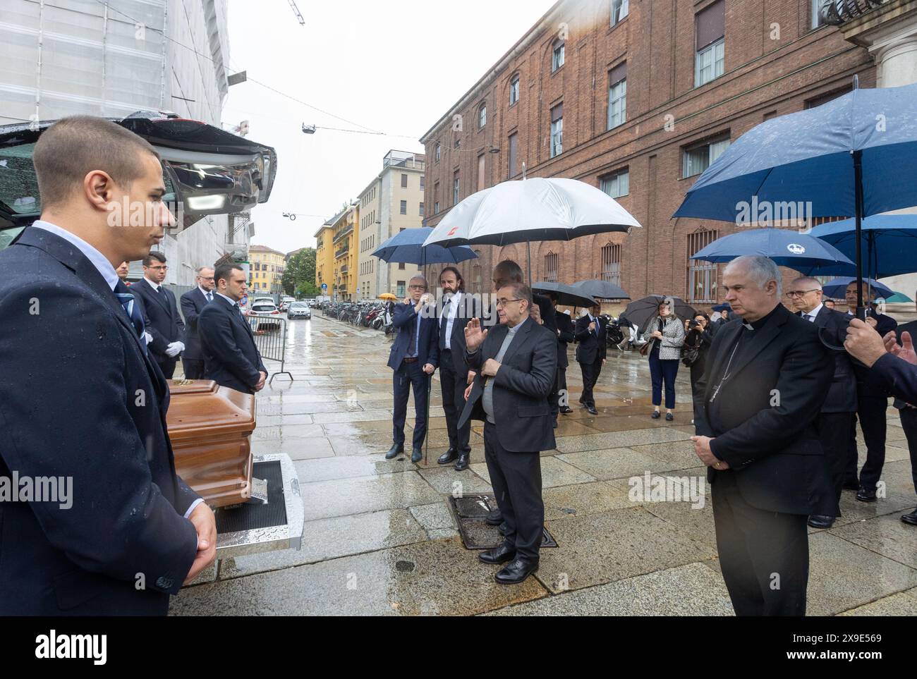 Milano, Italia. 31st May, 2024. L'uscita del feretro con Mario Delpini ...