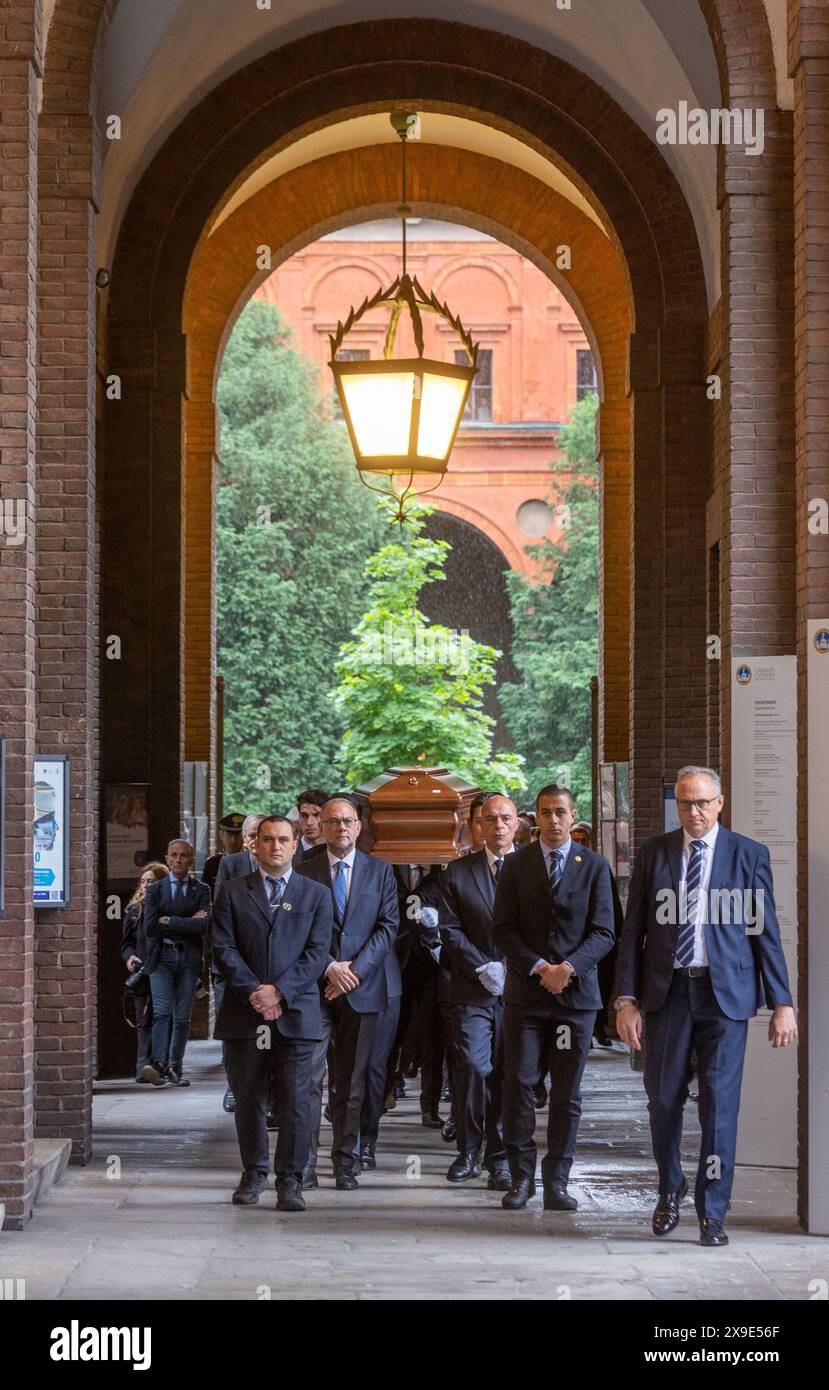 Milano, Italia. 31st May, 2024. L'uscita del feretro al termine della ...