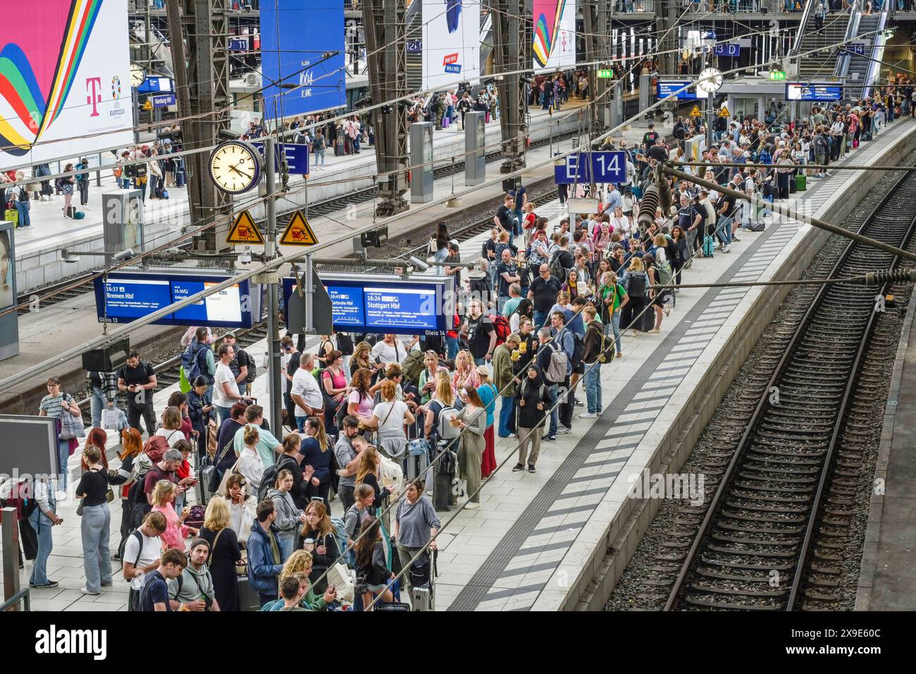 Passagiere, Bahnsteig, Bahnhofshalle, Hauptbahnhof, Hamburg ...