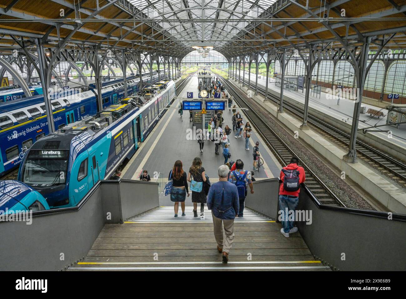 Hauptbahnhof, Bahnsteig, Regionalbahn, Lübeck, Schleswig-Holstein ...
