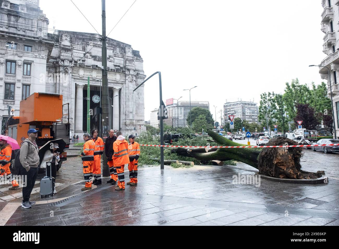Milano, Italia. 31st May, 2024. Milano Centrale. Albero caduto a ...
