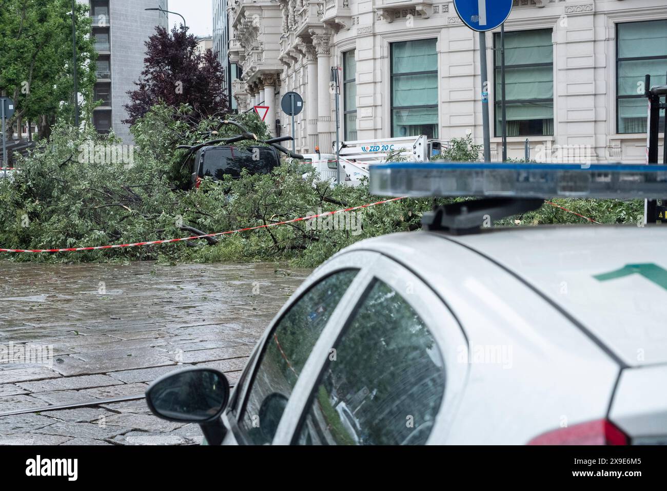 Milano, Italia. 31st May, 2024. Milano Centrale. Albero caduto a ...